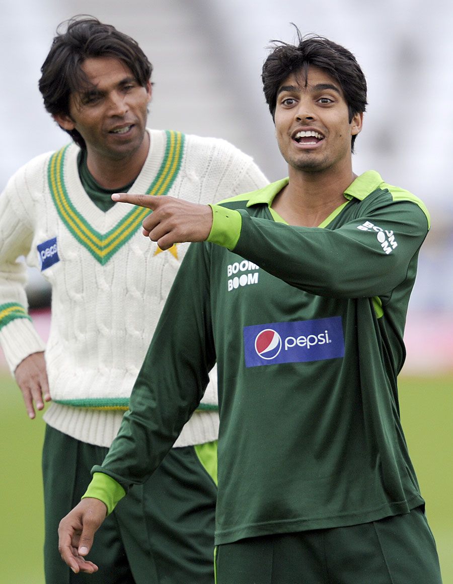Umar Amin gestures as Mohammad Asif looks on | ESPNcricinfo.com