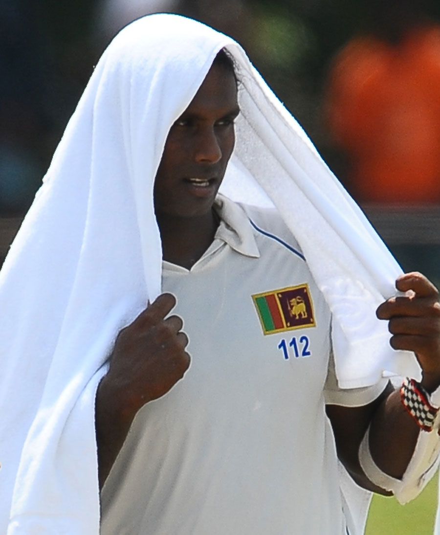 Angelo Mathews feels the heat on a typical Colombo day | ESPNcricinfo.com