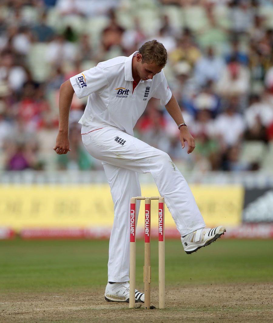 Stuart Broad cut a frustrated figure all day as he grew increasingly ...