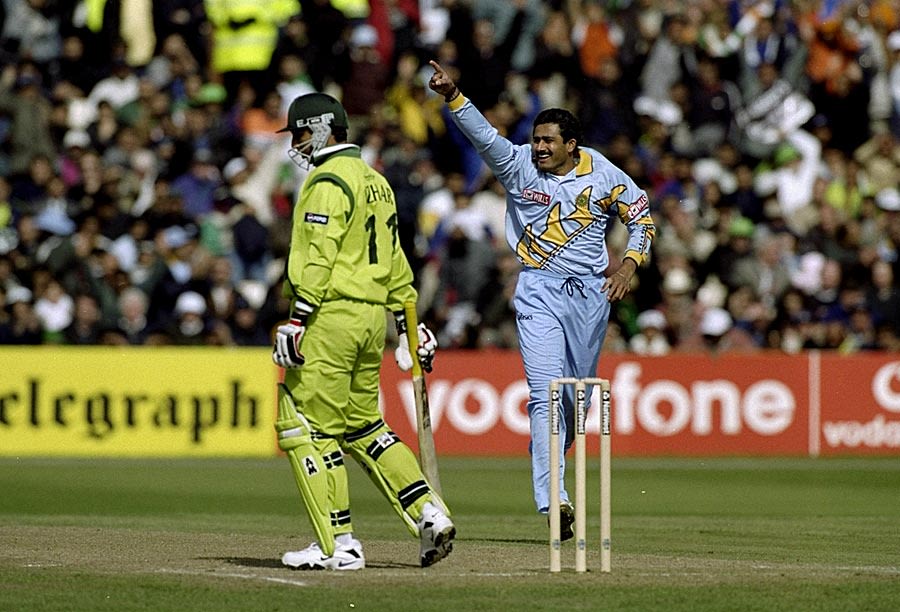 Anil Kumble sends back Azhar Mahmood | ESPNcricinfo.com Anil Kumble sends back Azhar Mahmood | ESPNcricinfo.com