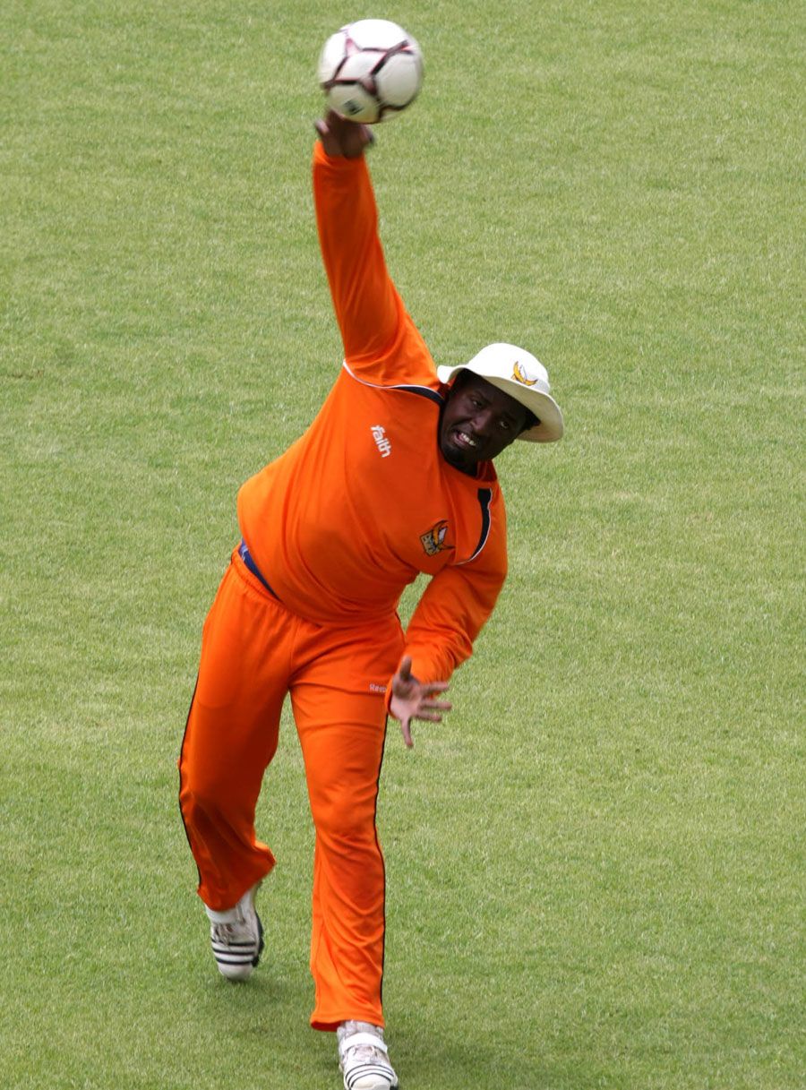 Douglas Hondo warms up | ESPNcricinfo.com