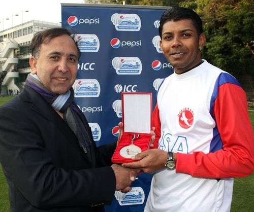 USA captain Steve Massiah received the MOM Award from HKCA President ...