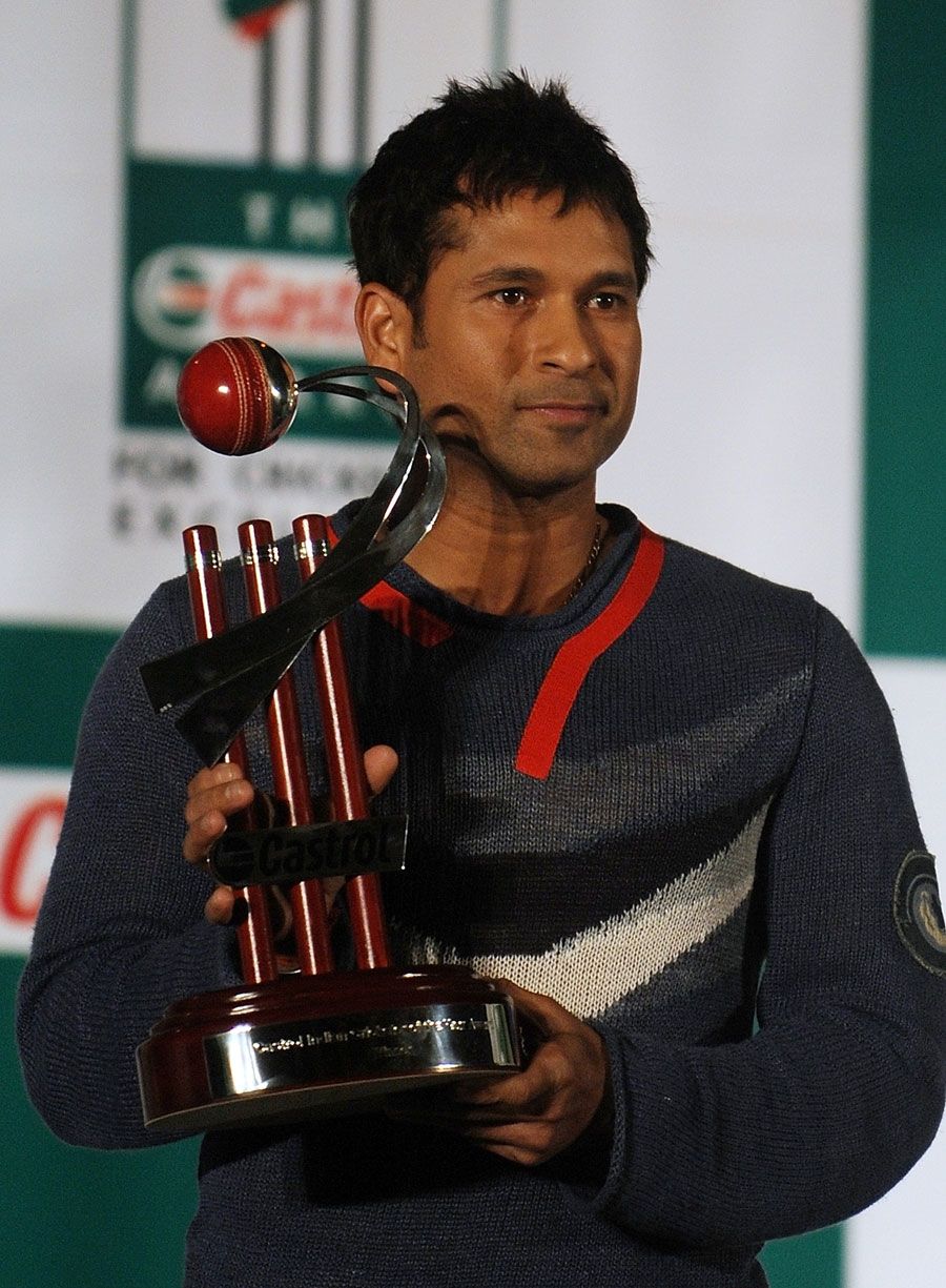 Sachin Tendulkar sports a new hairstyle at an awards function ...