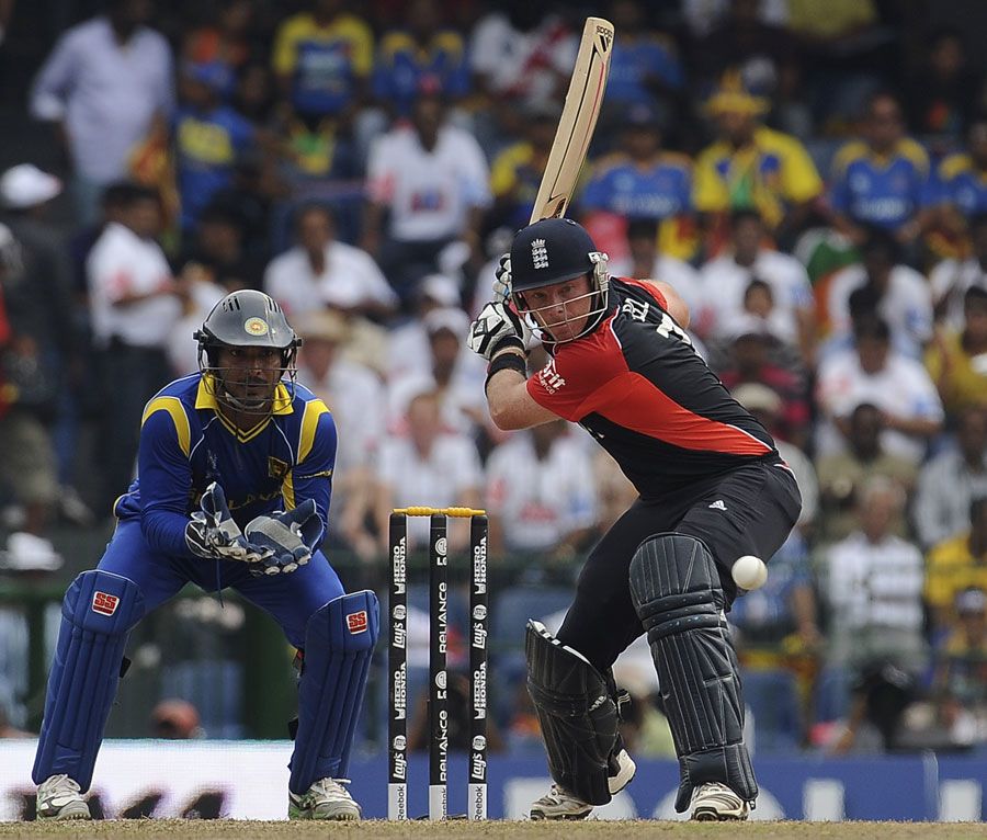 Ian Bell played some fine shots in his innings of 25 from 32 balls ...