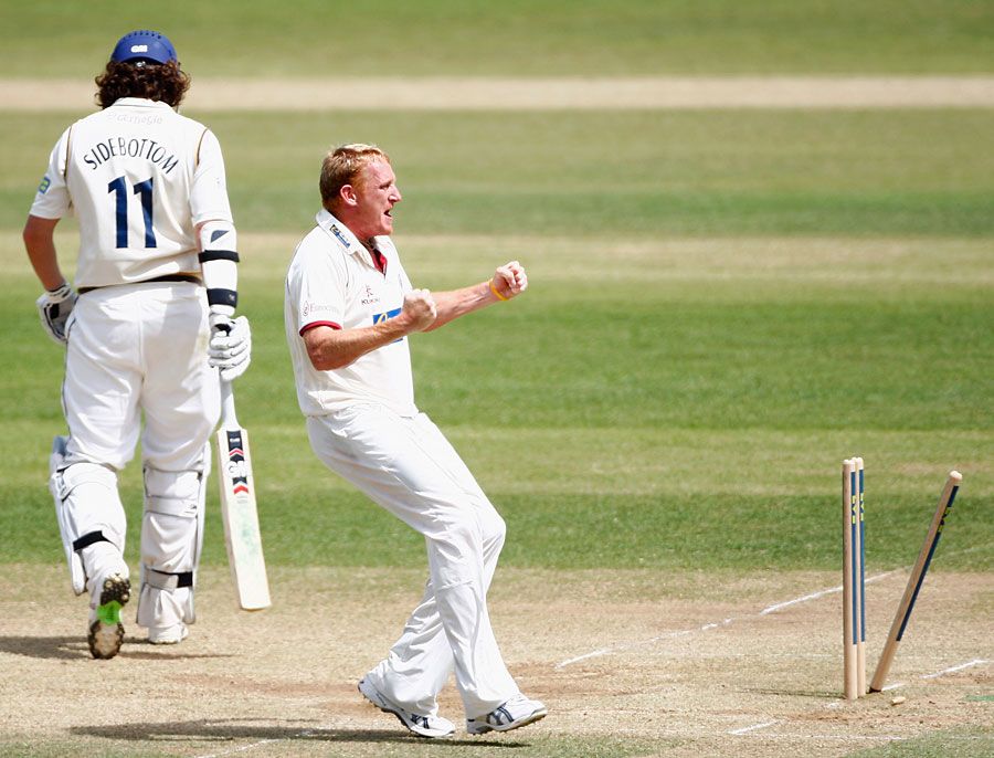 Steve Kirby celebrates Ryan Sidebottom's departure as Somerset were set ...