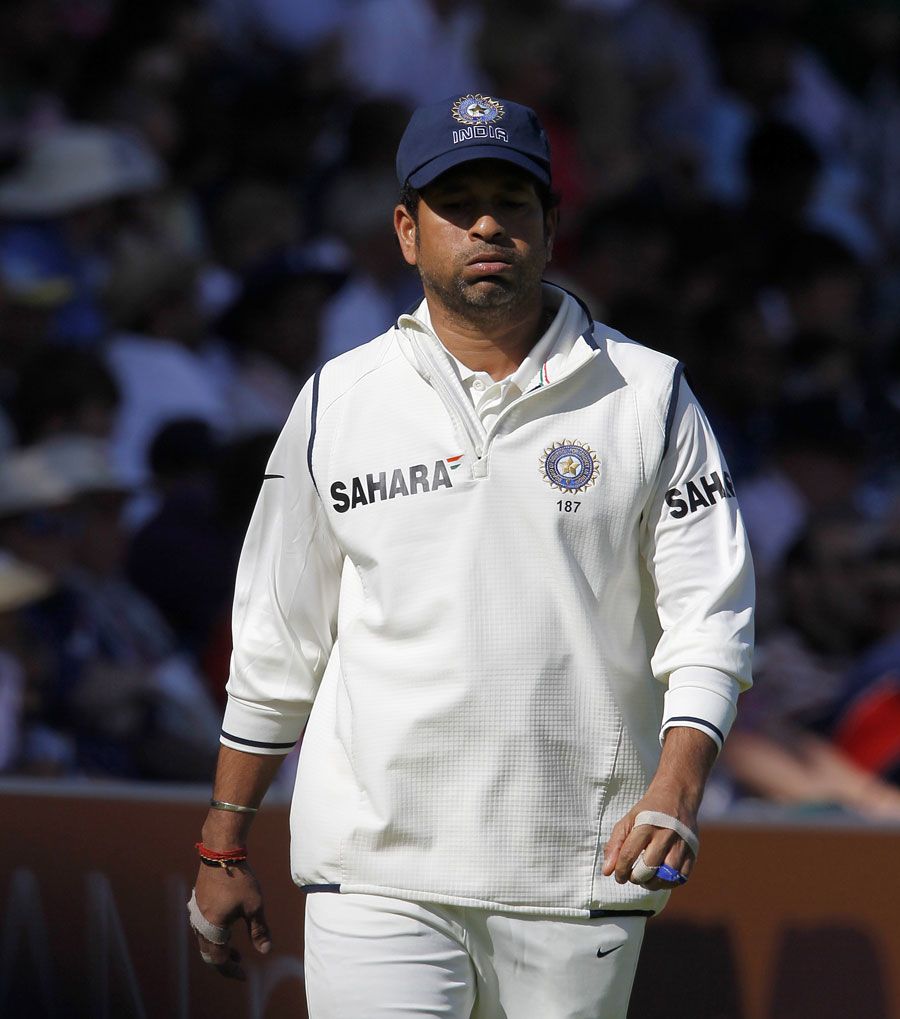 Sachin Tendulkar takes the field after being treated for a viral ...