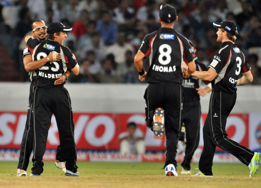 Murali Kartik and Somerset celebrate Jacques Kallis' wicket ...