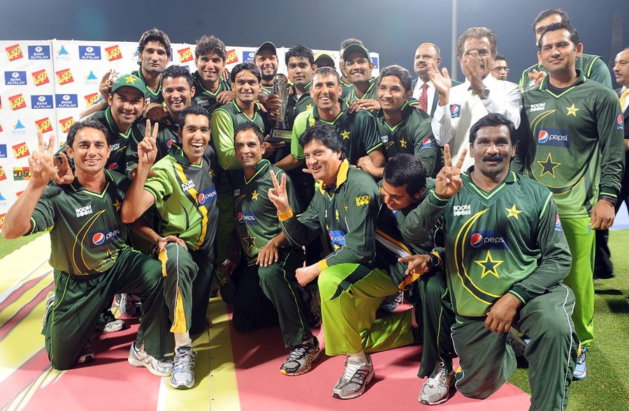 The victorious Pakistan team strikes a happy pose | ESPNcricinfo.com