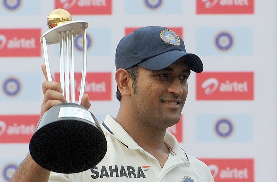 MS Dhoni receives the winners' trophy | ESPNcricinfo.com