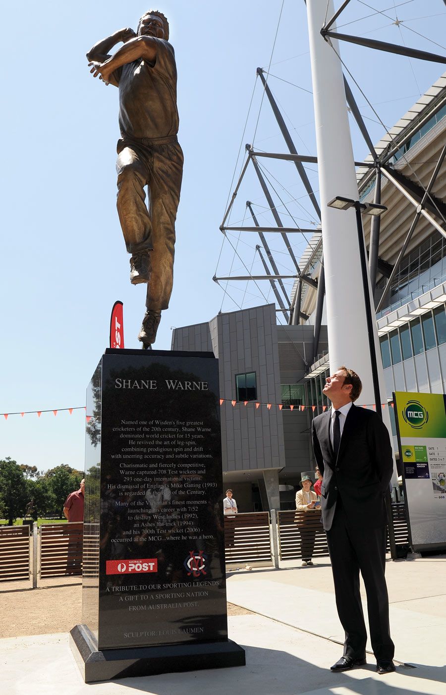 Shane Warne looks up at a statue of himself | ESPNcricinfo.com