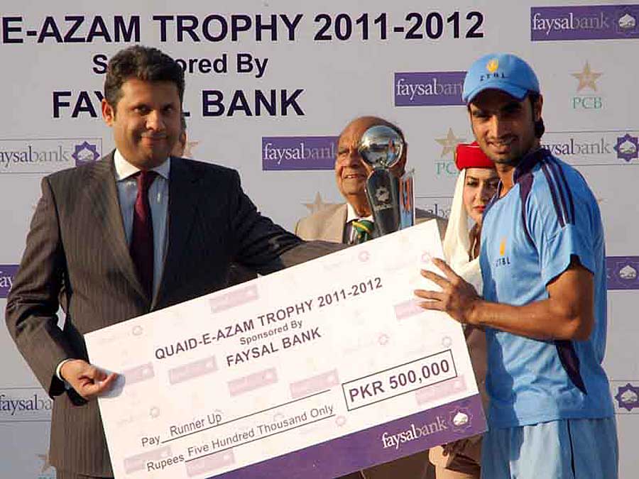 Imran Nazir with the runners-up cheque and trophy | ESPNcricinfo.com