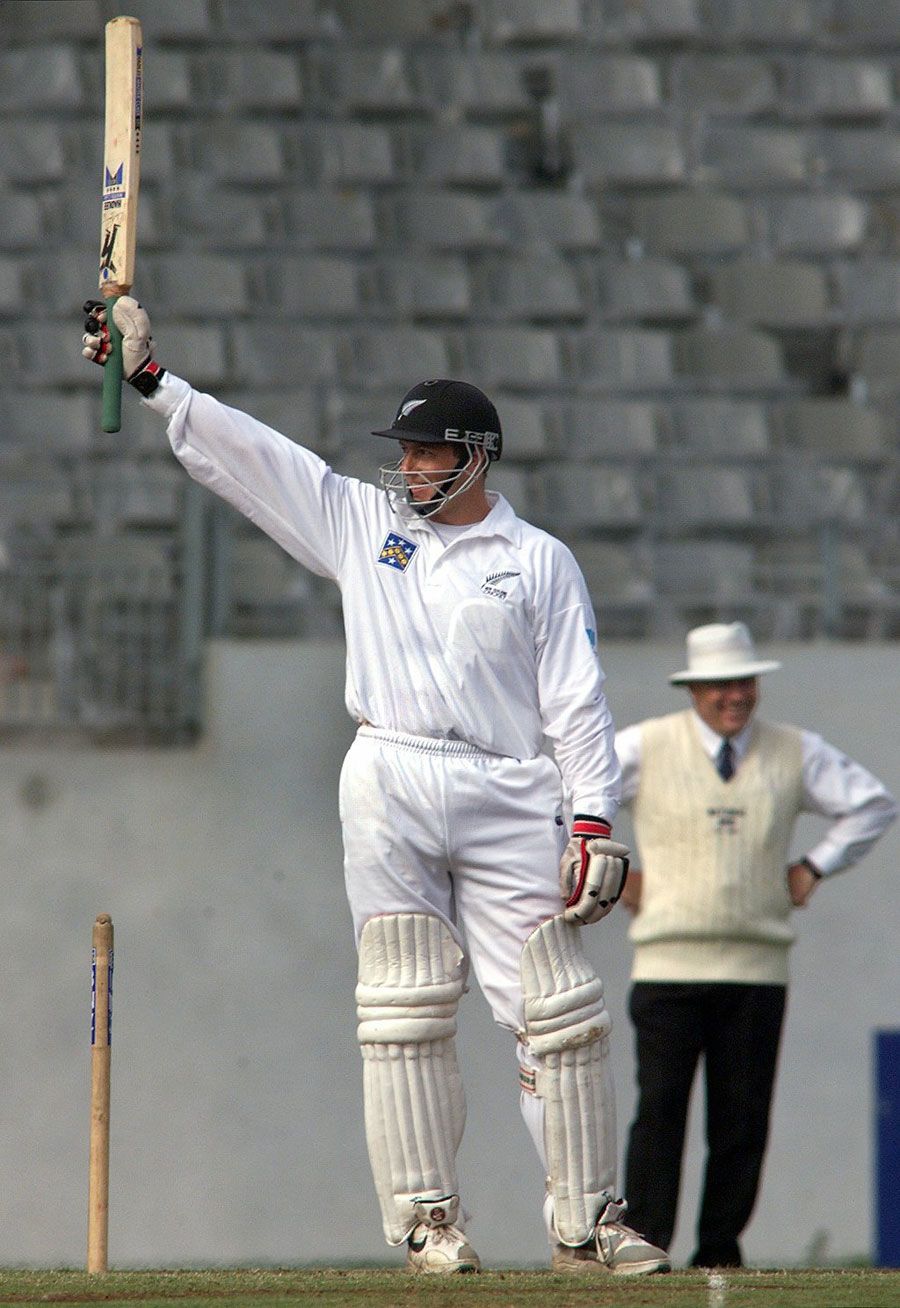 Geoff Allott acknowledges the crowd after breaking the record for the ...