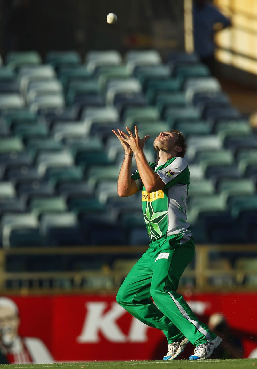 Luke Wright gets in position to take a catch | ESPNcricinfo.com
