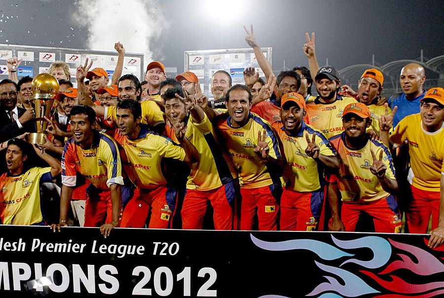 BPL champions Dhaka Gladiators pose with the winners' trophy | ESPNcricinfo.com