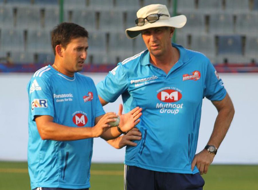 Delhi Daredevils' Ajit Agarkar and coach Eric Simons have a chat ...