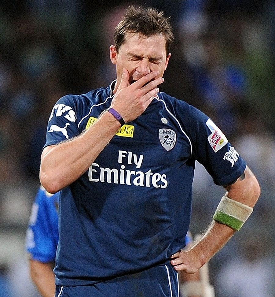 Dale Steyn yawns after getting Richard Levi first ball | ESPNcricinfo.com