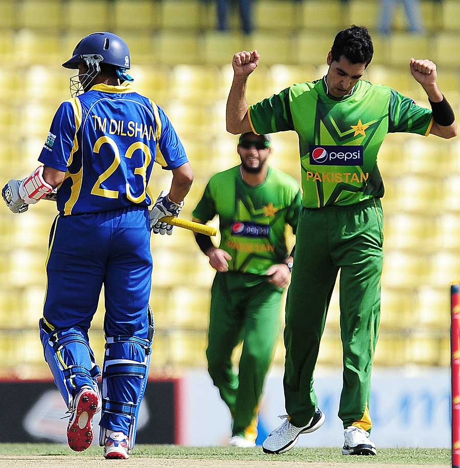 Umar Gul sees off Tillakaratne Dilshan | ESPNcricinfo.com