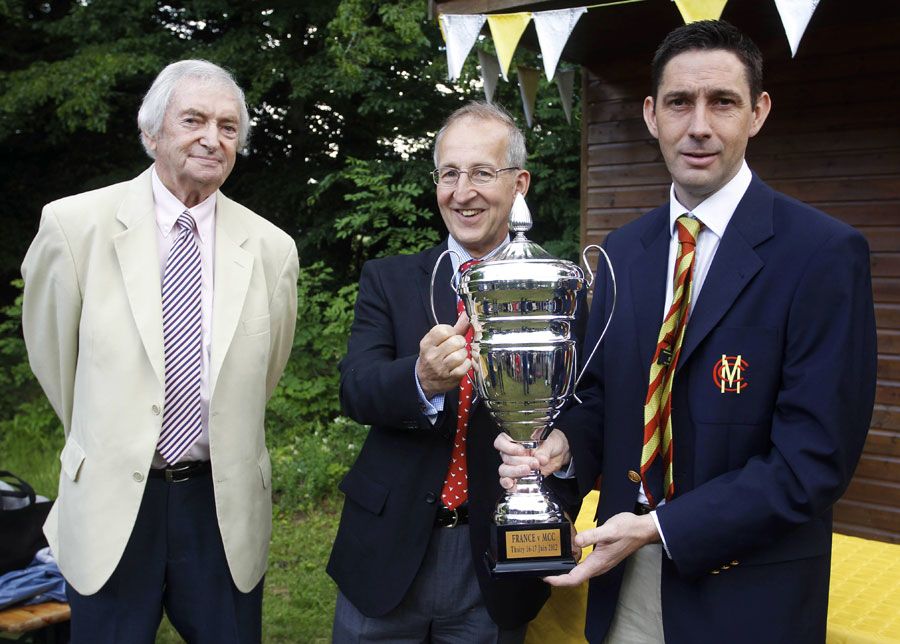 Richie Benaud with Sir Peter Ricketts and MCC captain Steve Livermore ...