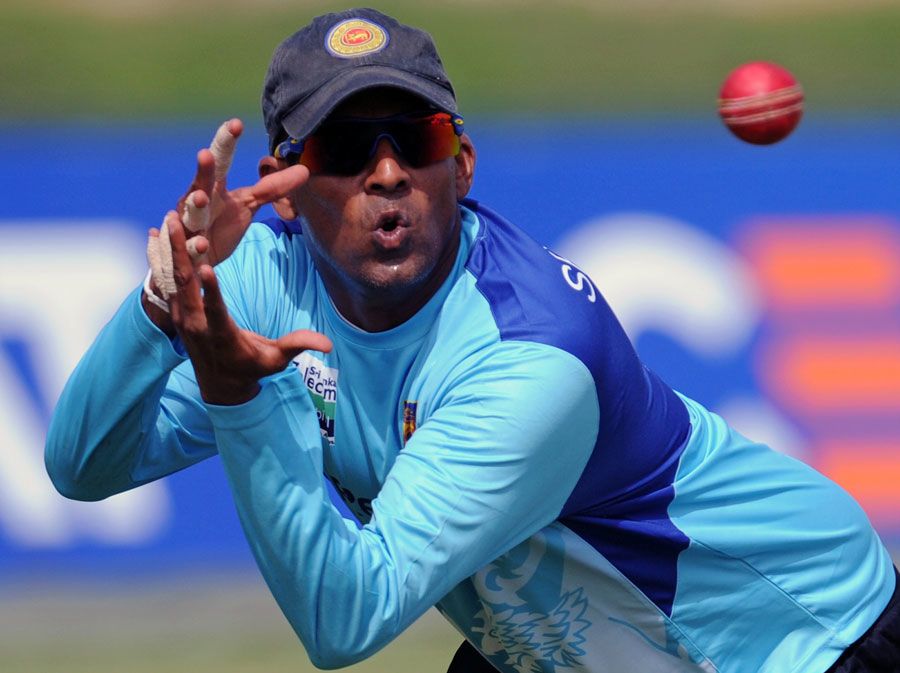Thilan Samaraweera participates in a fielding drill | ESPNcricinfo.com