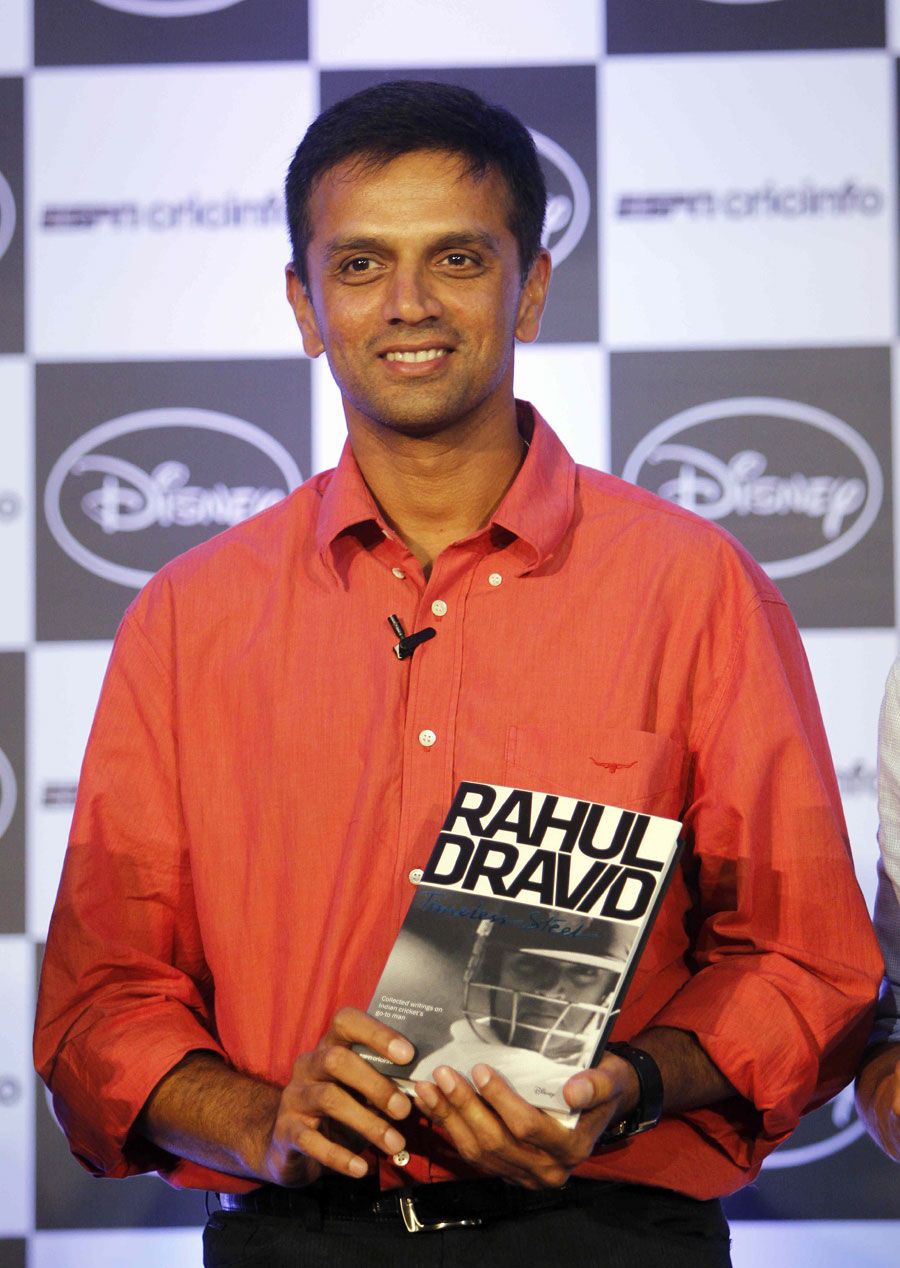 Rahul Dravid with ESPNcricinfo's Timeless Steel | ESPNcricinfo.com