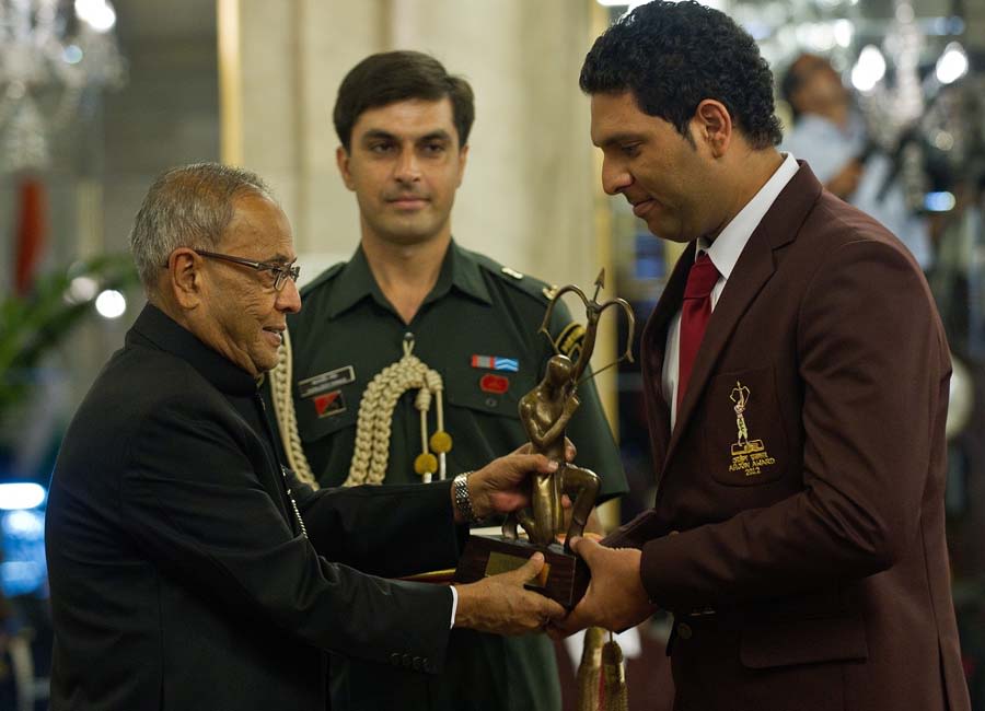 Yuvraj Singh accepts the Arjuna Award from Indian president Pranab ...