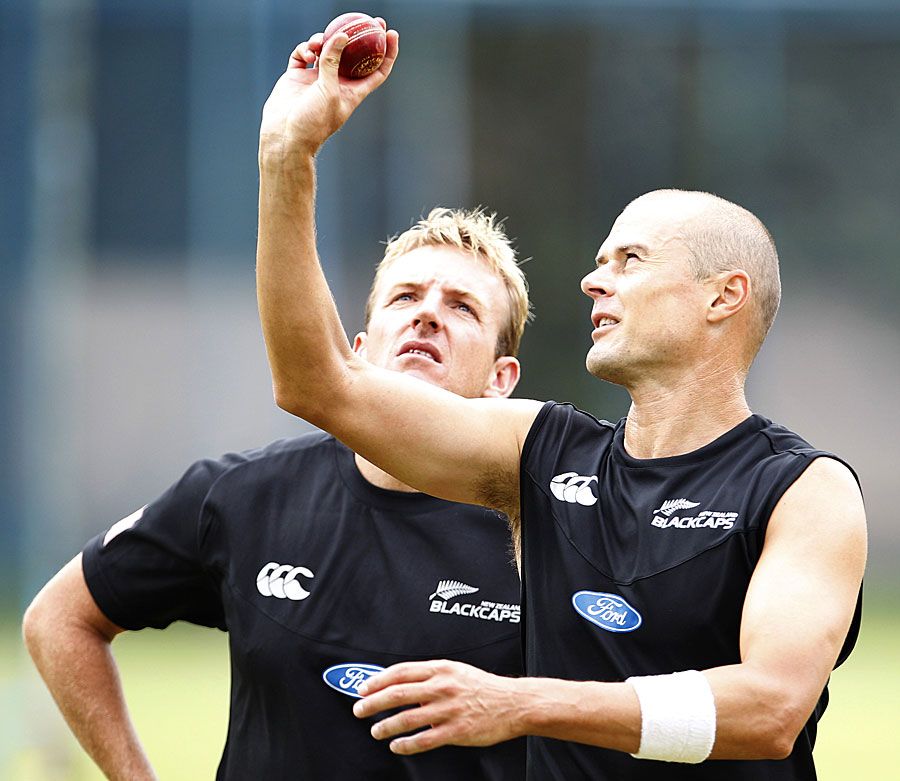 Chris Martin with bowling coach Damien Wright | ESPNcricinfo.com