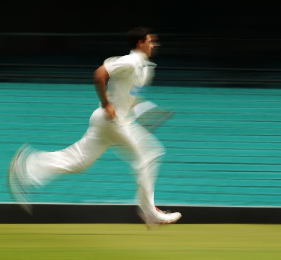 Mitchell Starc runs in to bowl | ESPNcricinfo.com