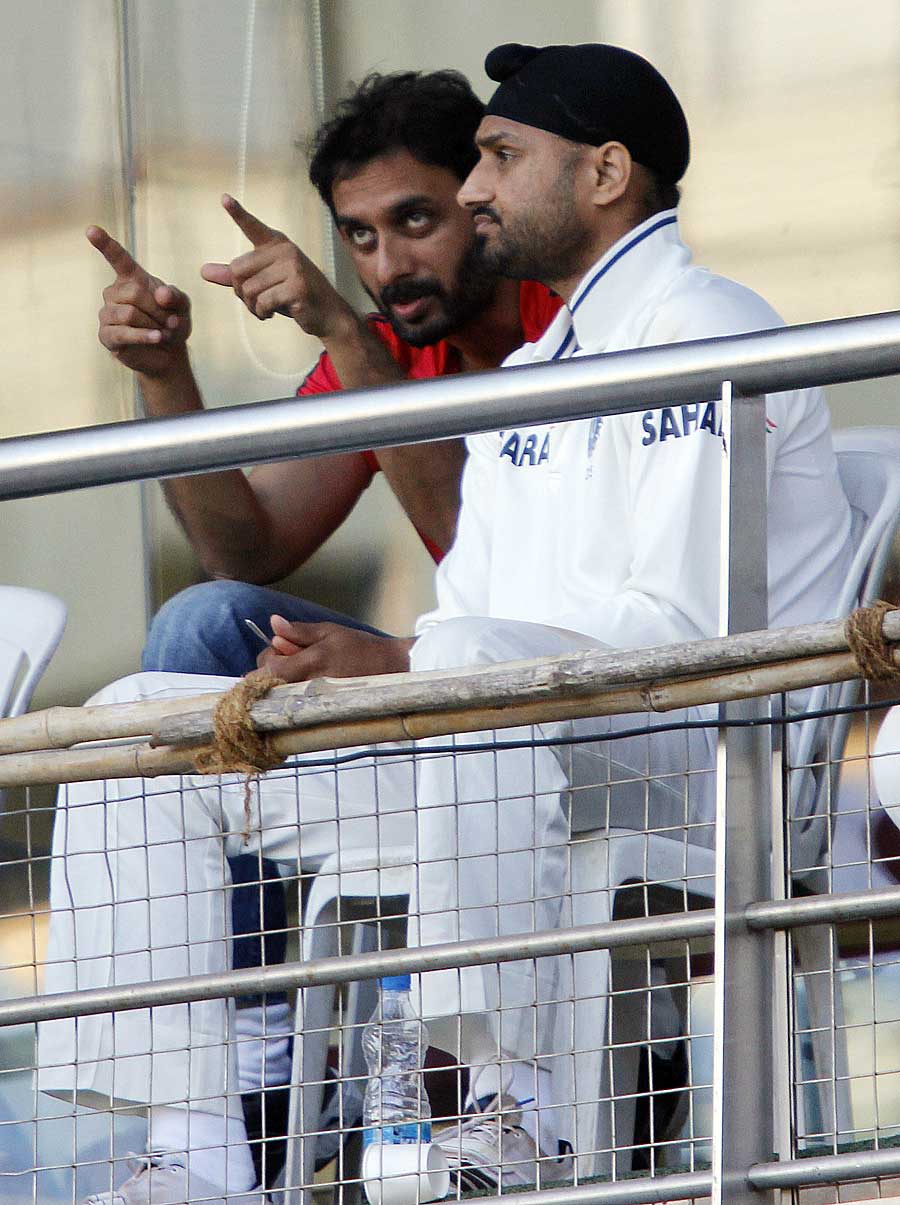 Selector Vikram Rathour has a word with Harbhajan Singh | ESPNcricinfo.com