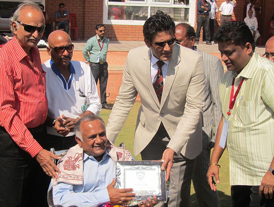 Avinash Vaidya being felicitated at a ceremony | ESPNcricinfo.com