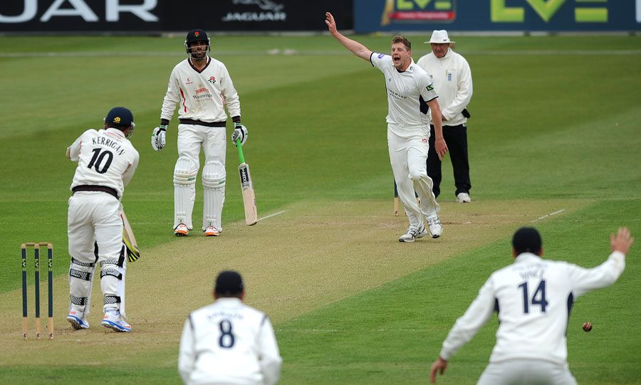 Surrey bring in David Balcombe