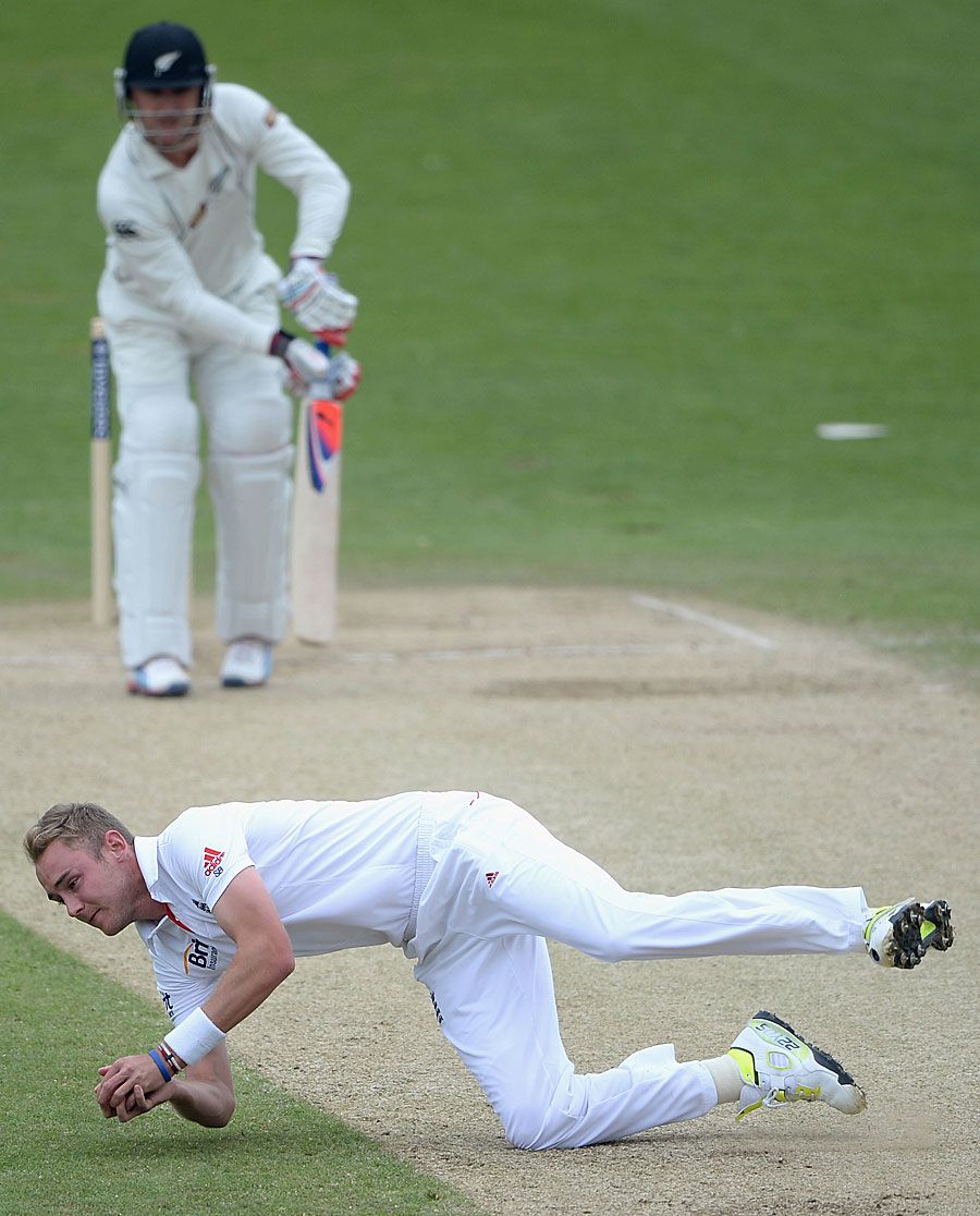 Stuart Broad takes a sharp return catch to dismiss Brendon McCullum ...