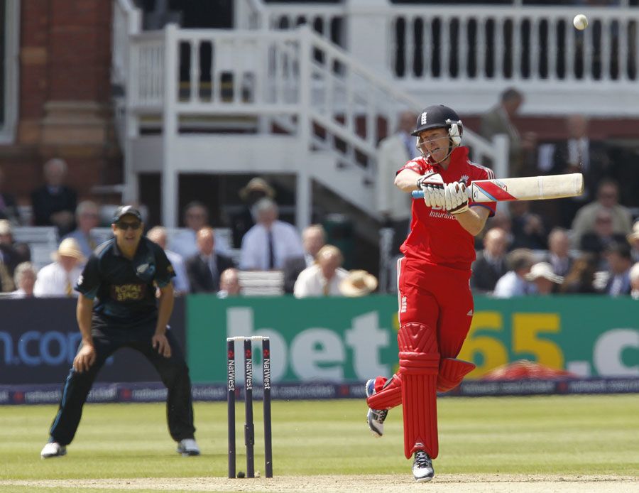 Eoin Morgan got into a tangle and popped up an easy catch to Luke Ronchi | ESPNcricinfo.com