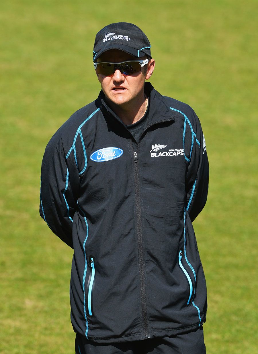 New Zealand coach Mike Hesson oversees practise | ESPNcricinfo.com