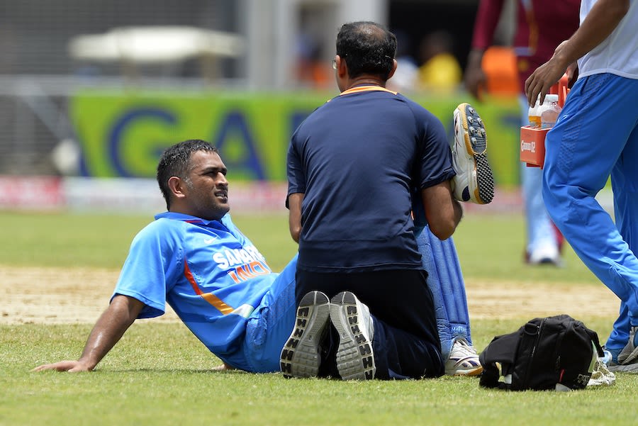 MS Dhoni struggled with an injury | ESPNcricinfo.com