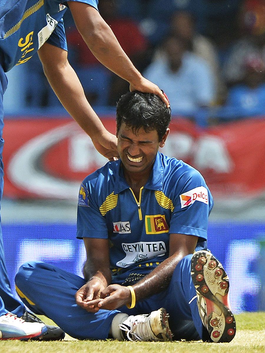 Nuwan Kulasekara hurts his left hand after attempting a return catch | ESPNcricinfo.com