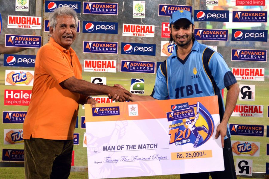Imran Nazir receiving his Man-of-the-Match award | ESPNcricinfo.com