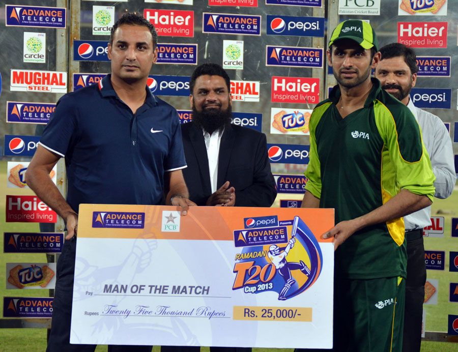Shoaib Malik with the Man-of-the-Match cheque | ESPNcricinfo.com