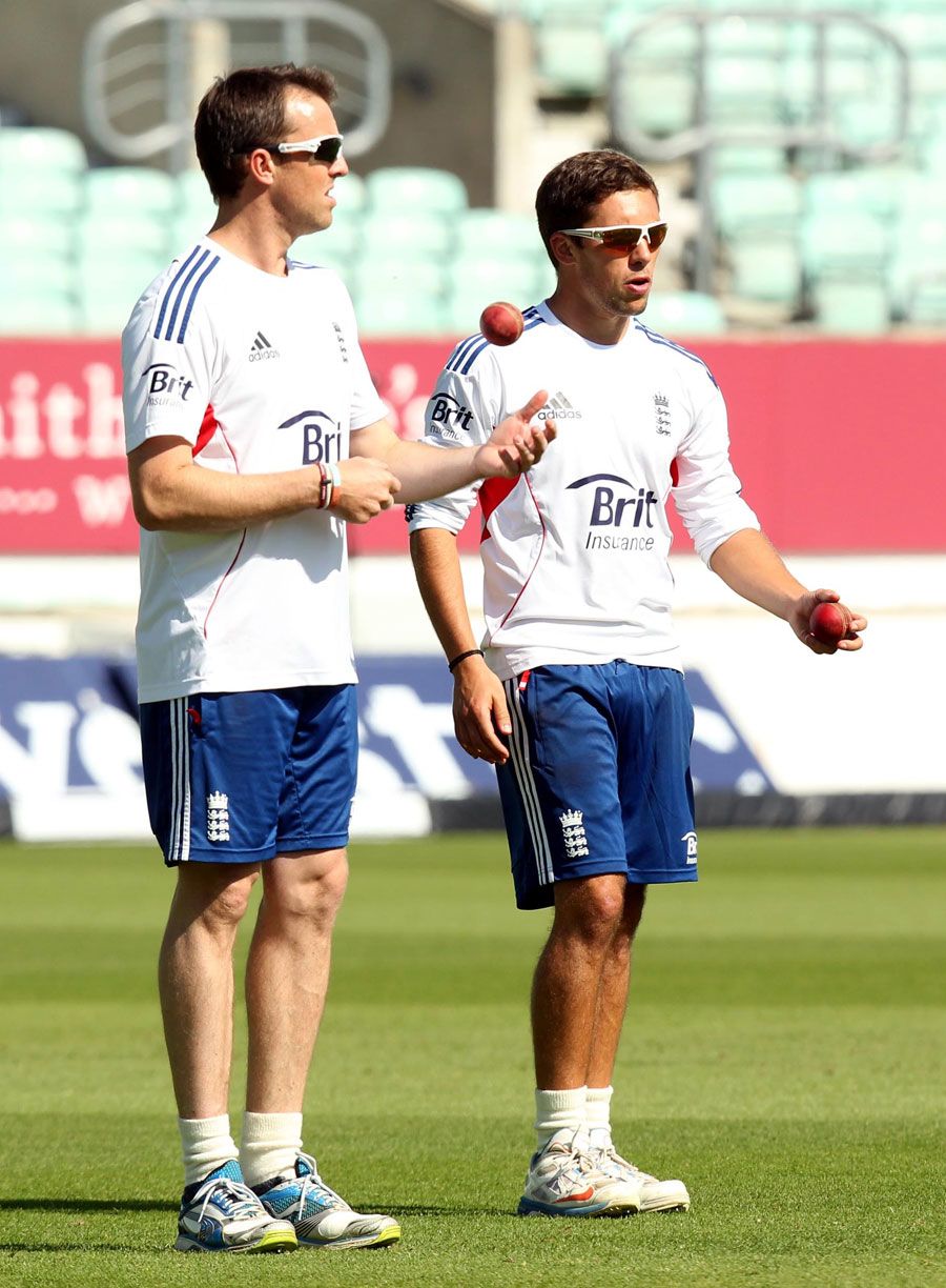 Graeme Swann and Simon Kerrigan bowl together | ESPNcricinfo.com