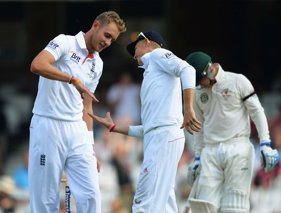 Stuart Broad gets a handshake from Joe Root | ESPNcricinfo.com