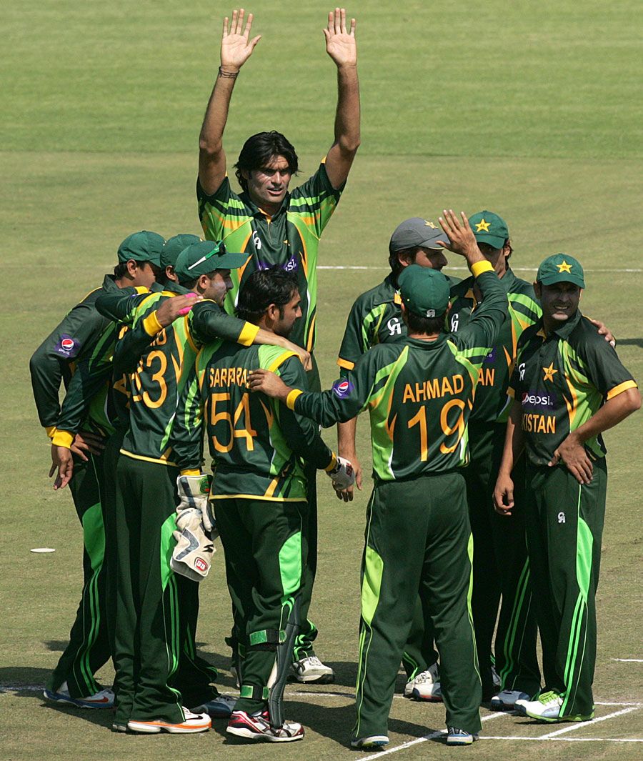 Mohammad Irfan and the rest celebrate Pakistan's first breakthrough ...