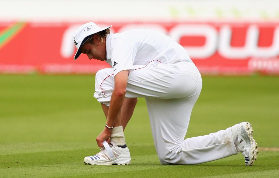Stuart Broad does up his shoelaces | ESPNcricinfo.com