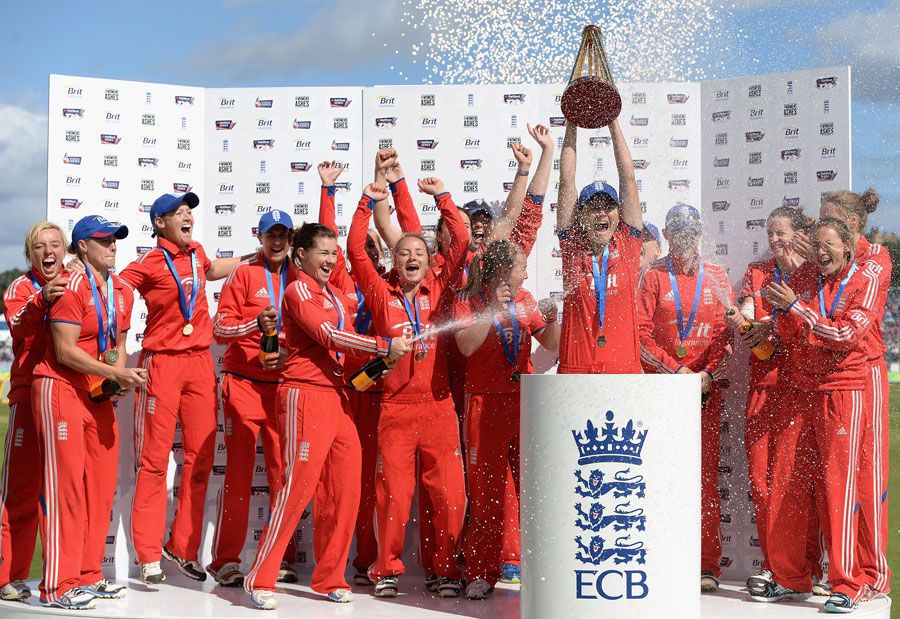 England celebrate with the Ashes trophy | ESPNcricinfo.com