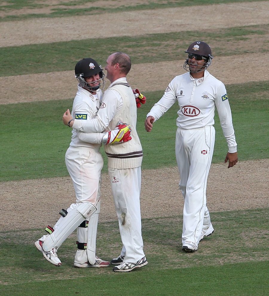 Steven Davies gives Gary Keedy a hug | ESPNcricinfo.com