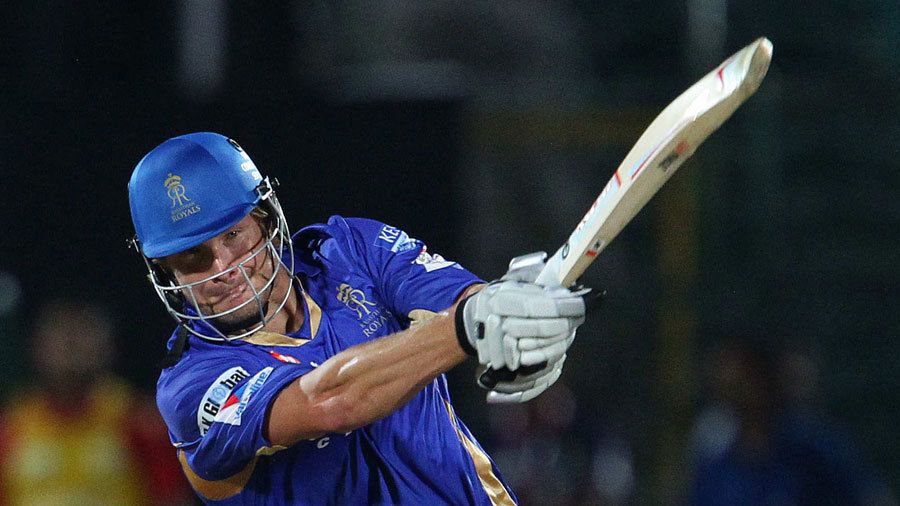 Shane Watson does a bat check | ESPNcricinfo
