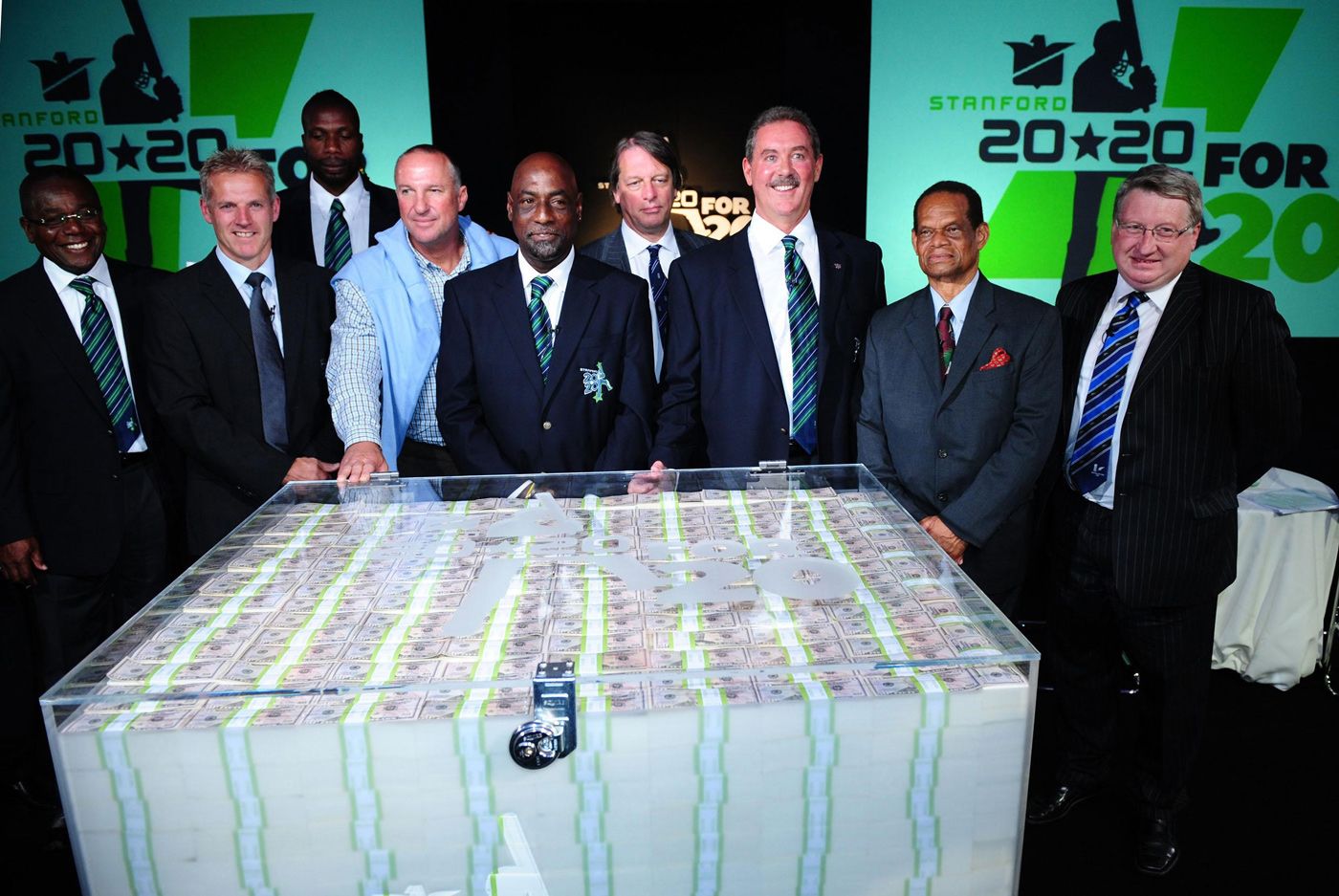 Allen Stanford poses with Sir Viv Richards and Sir Ian Botham ...