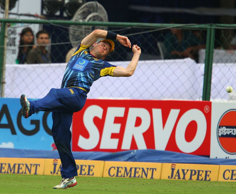 Nick Beard misjudged a catch off Quinton de Kock | ESPNcricinfo.com