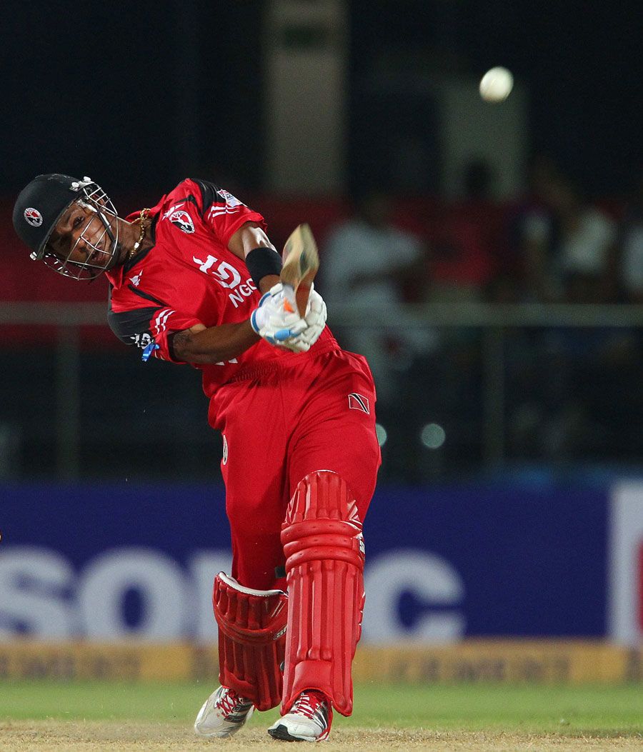 Lendl Simmons blasts a six | ESPNcricinfo.com