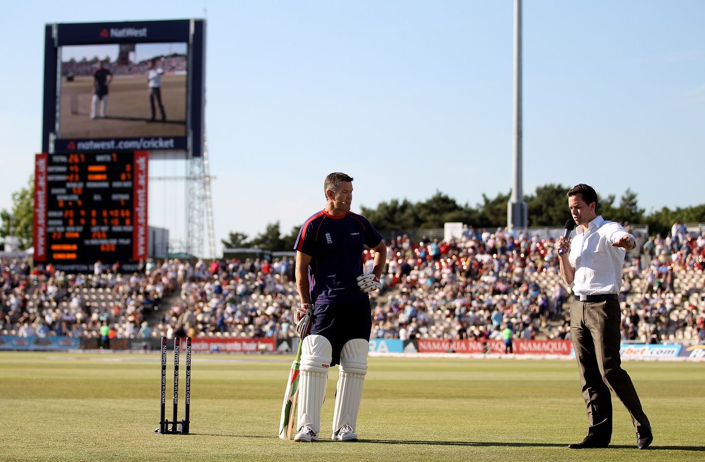 Graeme Hick conducts a masterclass for the TV audience | ESPNcricinfo.com