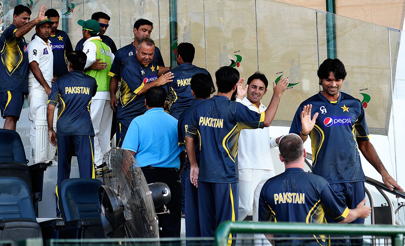 The Pakistan team celebrate victory | ESPNcricinfo.com