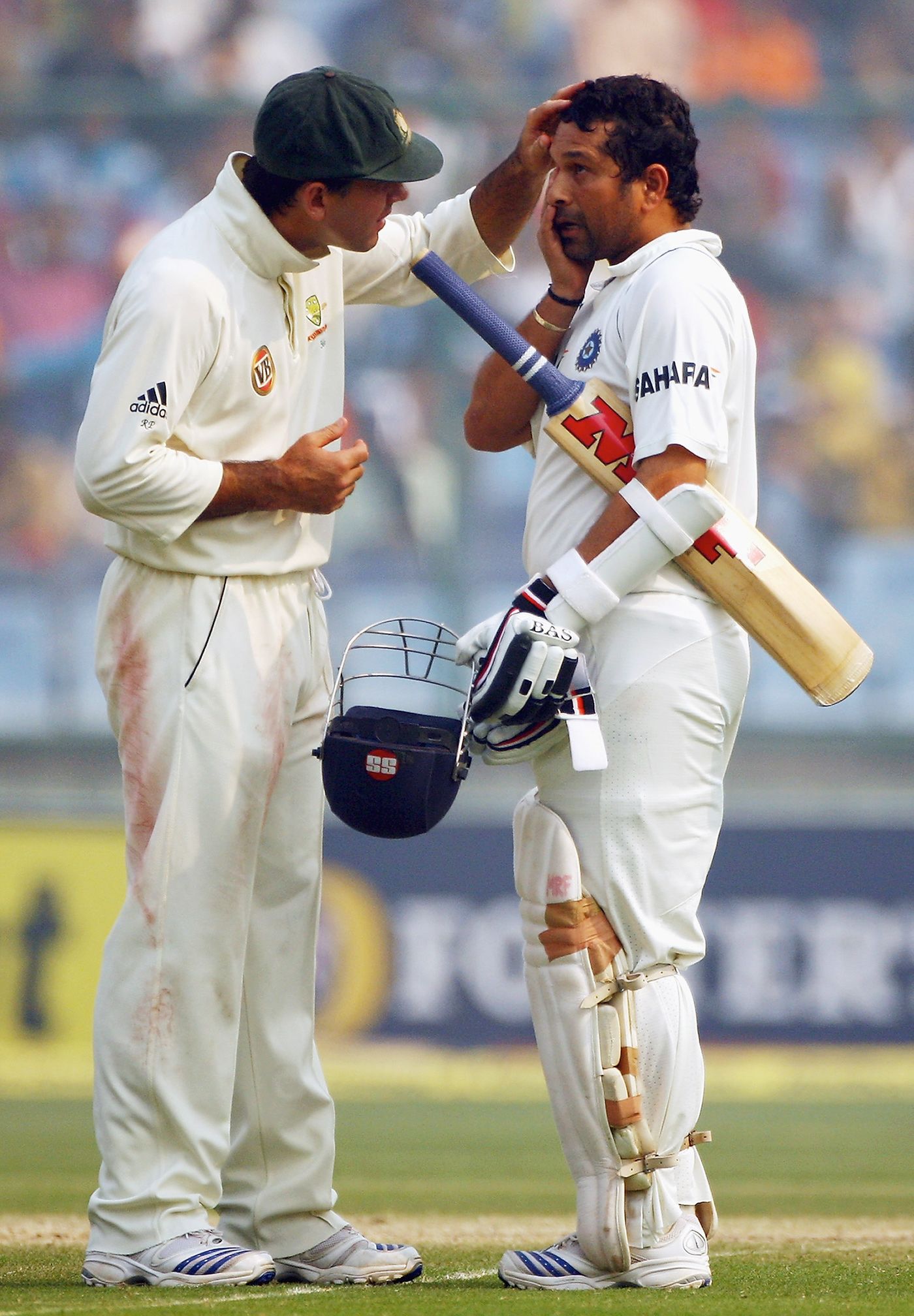 Ricky Ponting examines Sachin Tendulkar's eye | ESPNcricinfo.com